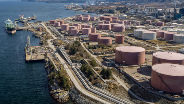Climate Activists Blockade Norway’s Largest Oil Refinery ━ The European ...